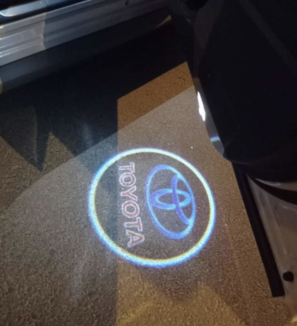 Плафоны подсветки с проекцией логотипа Toyota
