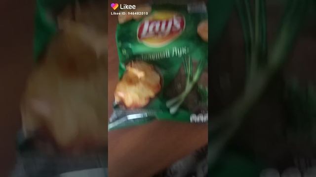 пробую чипсы с луком в ряльной жизьни