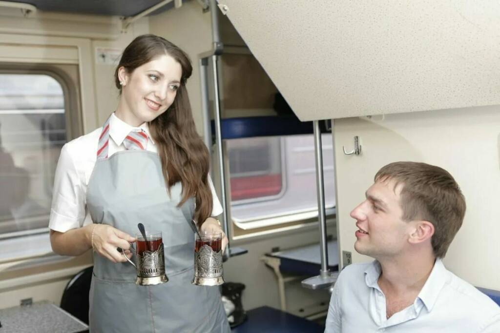 Вот если проводница в поезде внимательна уж слишком, насторожись, клиент. Сам рад не будешь...