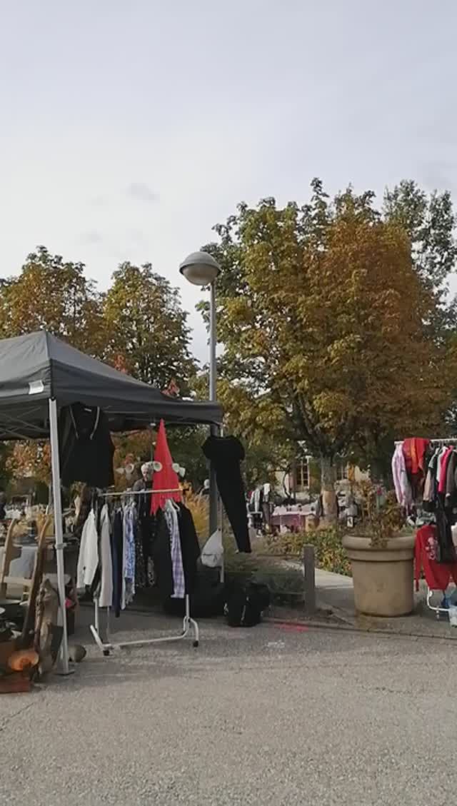 Франция. Барахолка прям возле церкви