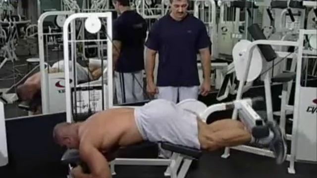 Сгибание ног на тренажере в положении лежа