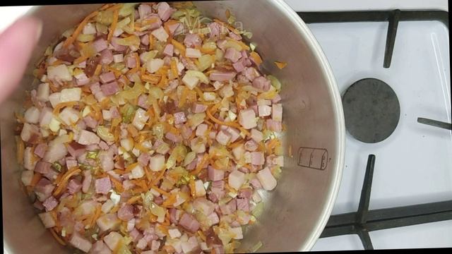 Готовлю тогда, когда совсем нет времени супчик "пятиминутка". Муж всегда съедает его по 3 тарелки