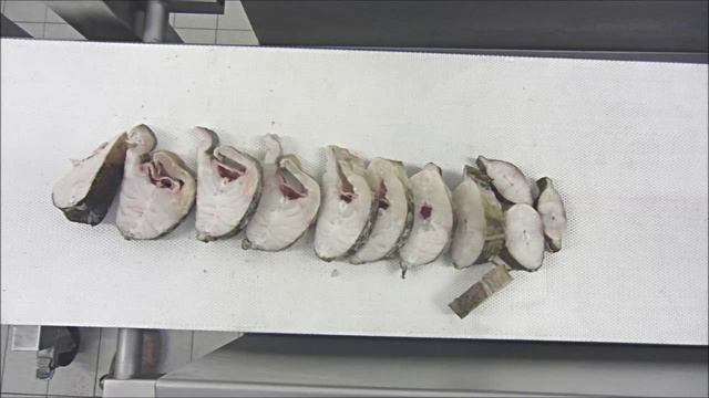 Нарезка стейков рыбы треска при -15