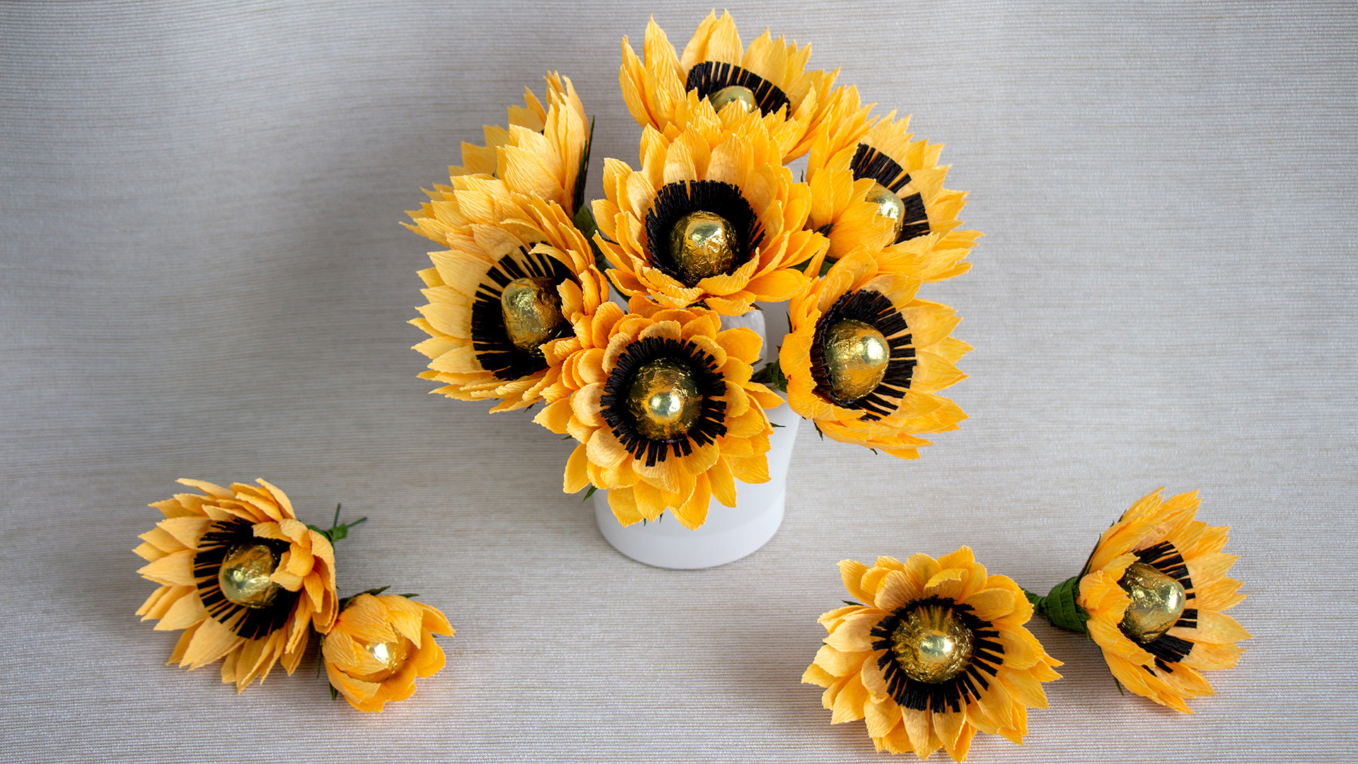 Как сделать подсолнухи из конфет. Цветы из гофрированной бумаги. DIY Свитдизайн