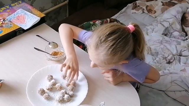 Влог: Снег в мае не шутка, а реальность. Сделали из коржика вкусные конфеты.