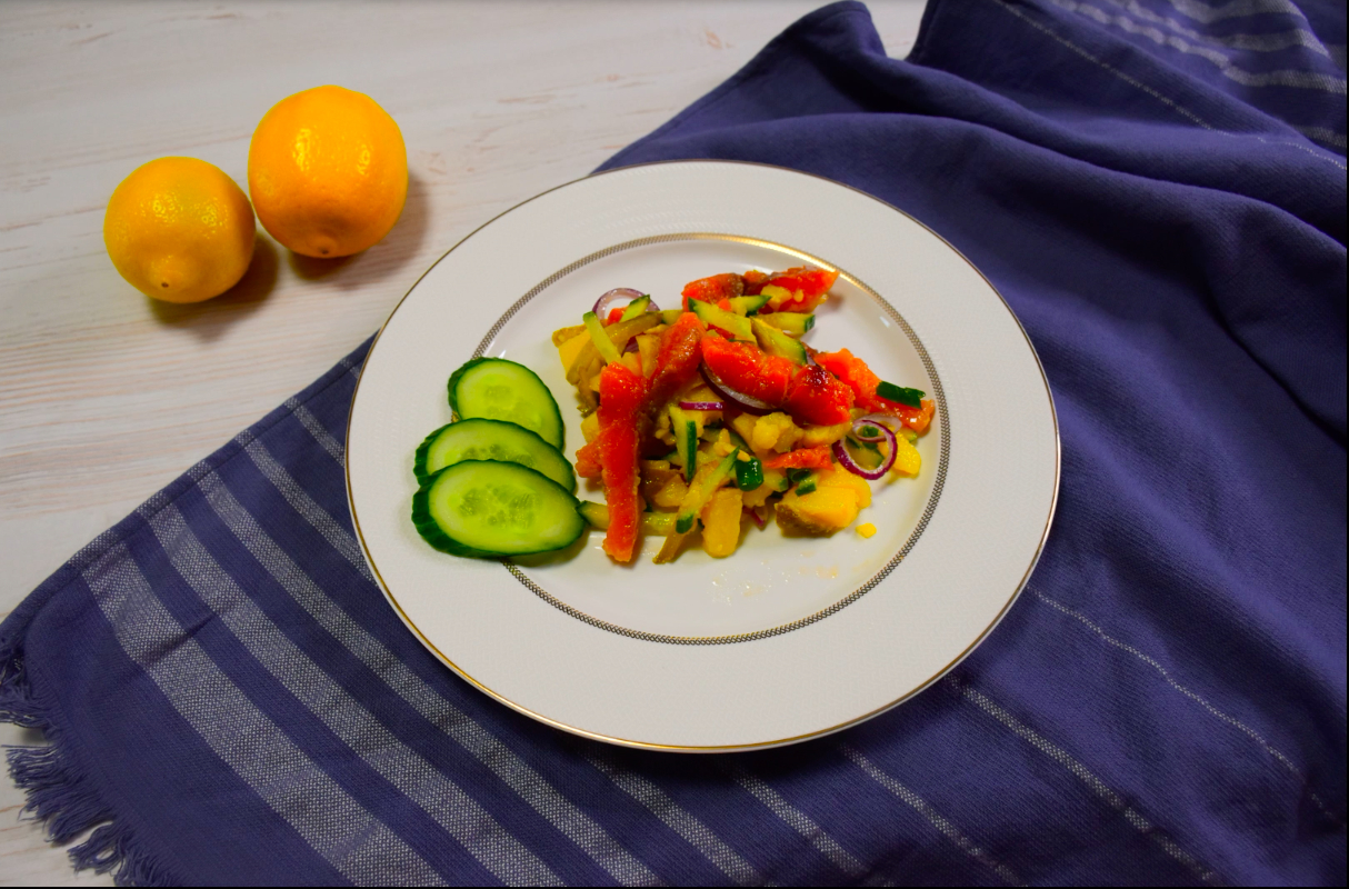 Салат с соленой форелью.