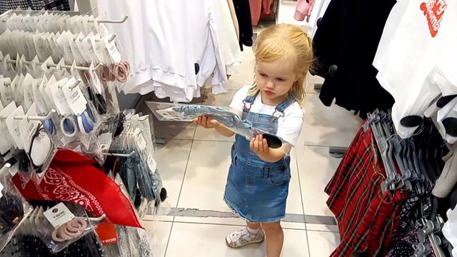 Разное видео из 2021 года - Милана забавно разговаривает по игрушечному телефону