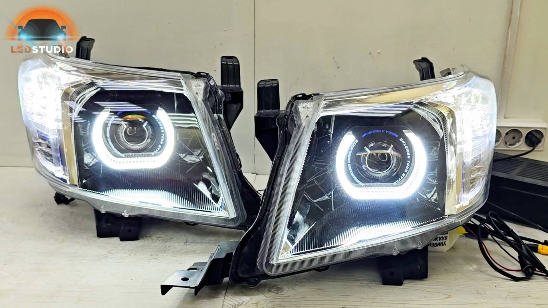 Toyota Hilux тюнинг комплект фар светодиодный