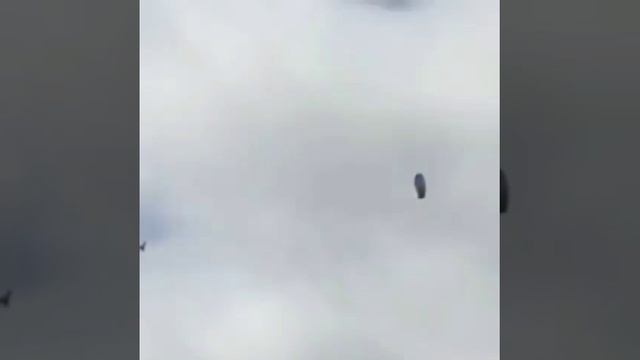 По сообщениям очевидцев, НЛО висел в небе несколько часов, позже прибыл вертолет спецслужб