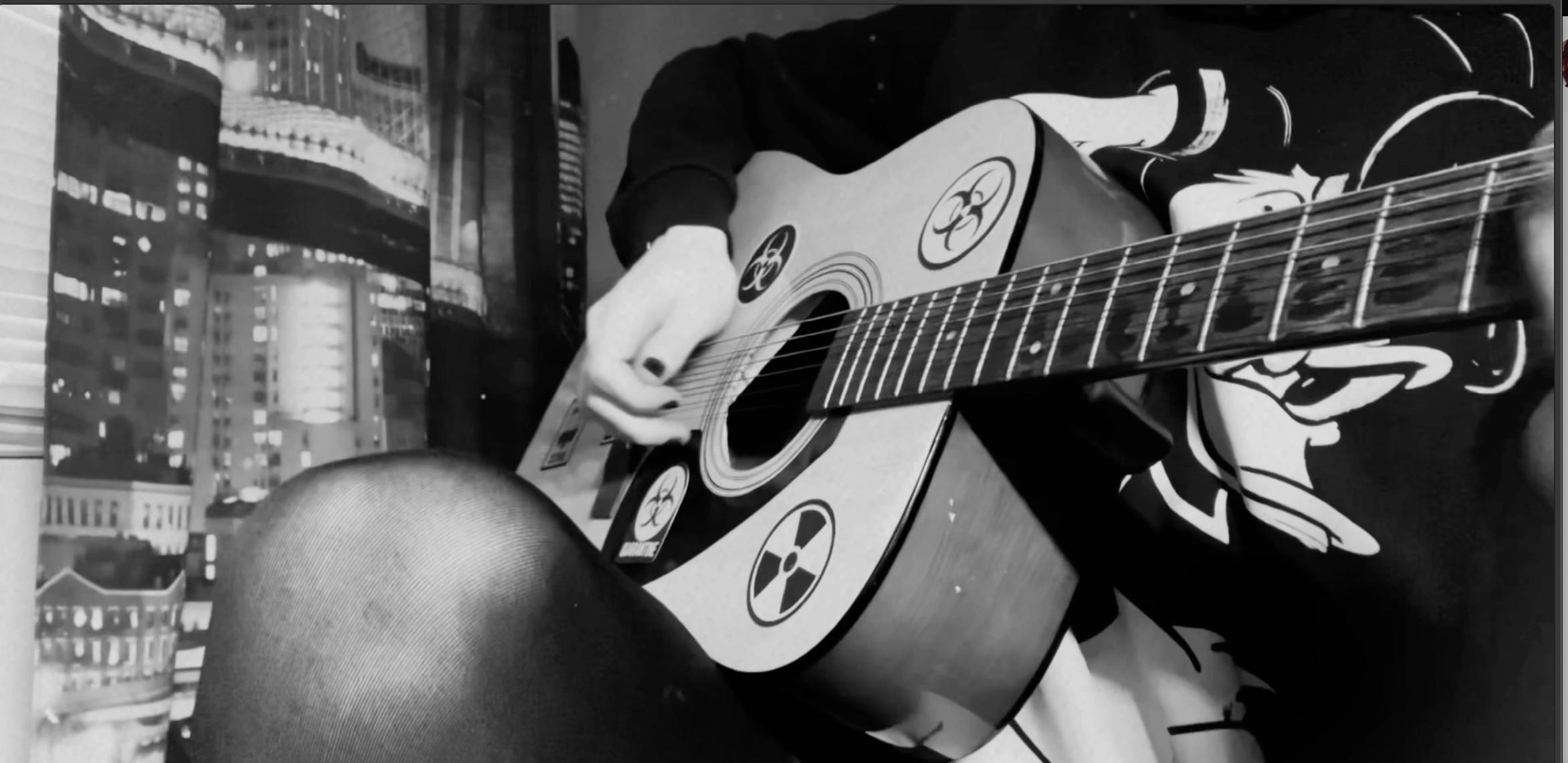 Маша Рябинина жжёт на акустической гитаре