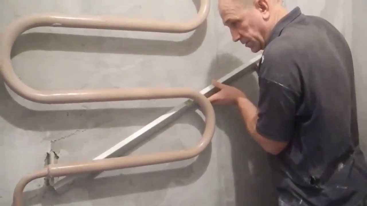 Как оштукатурить стену за трубами.