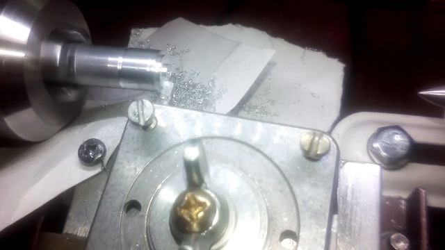 Токарная обработка алюминивой детали на маленьком токарном станке. (1)