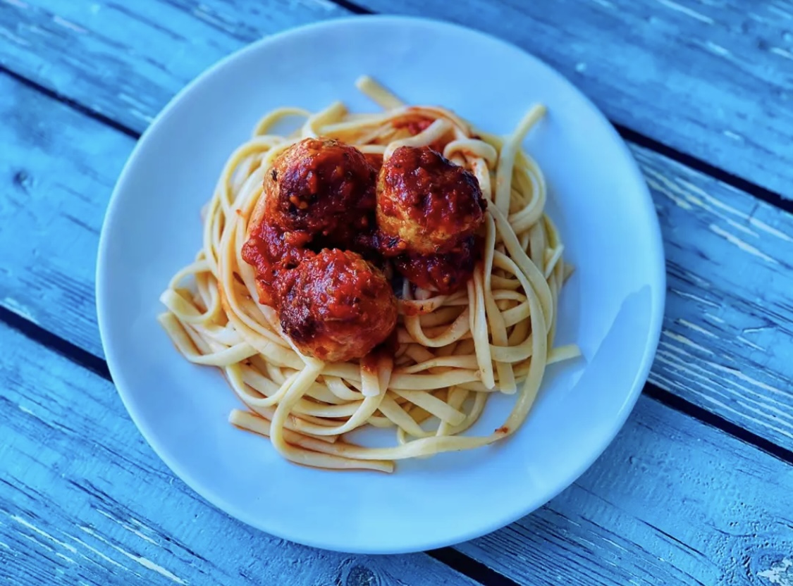 Паста с фрикадельками!Станет прекрасным вариантом семейного обеда или романтического ужина.