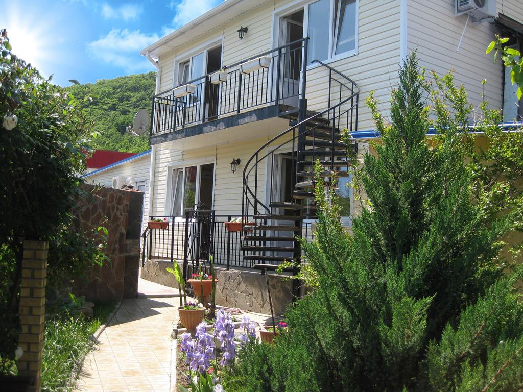 Снять жилье в центре Ольгинки недорого. Отдых в Ольгинке посуточно. «У Дмитрия» ГОСТЕВОЙ ДОМ