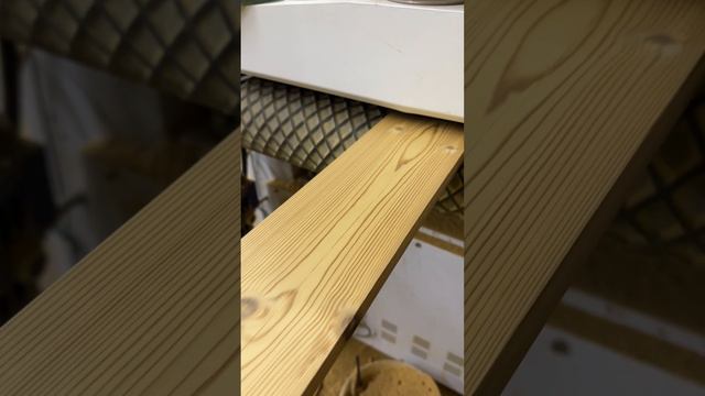 Шлифовка планкена из термососны перед покраской