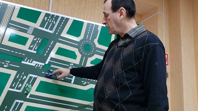 Лекции по безопасности дорожного движения. Остановка у края проезжей части. Поворот направо.