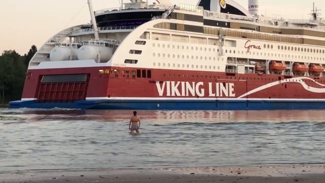 Финны в Швеции. Купание среди пароходов.