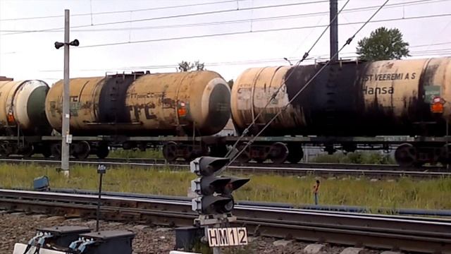 Поезд рядом с Зольной улицей недалеко от Ладожского вокзала