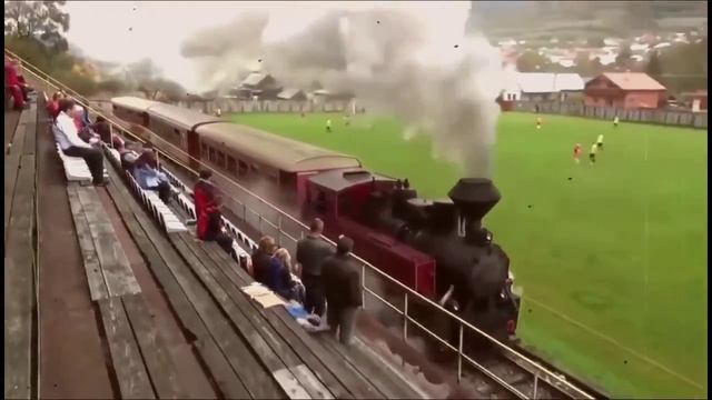 Прямо во время матчей словацкого клуба «Татран» по полю проезжают паровозы..