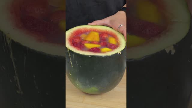 Желе с фруктовым миксом в арбузе