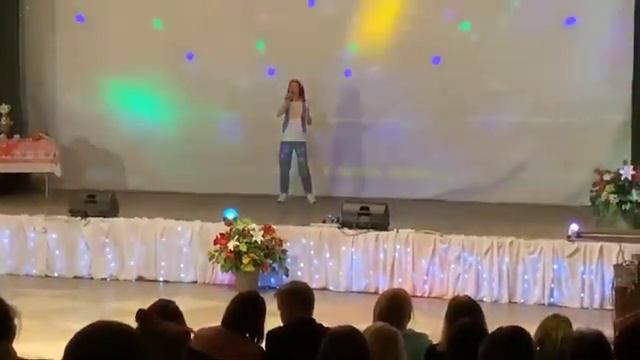 Внучка поет.............звезды старые сбежали за границу, так пусть новые ЗВЕЗДОЧКИ загораются!!!