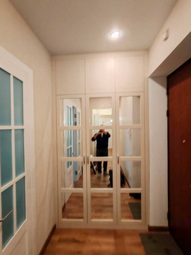 Встроенный трехстворчатый распашной шкаф с антресолью в прихожую