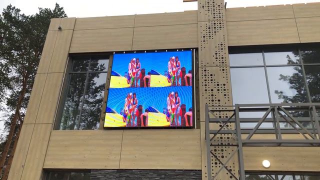 Светодиодный экран на фасаде ТРЦ "Верхний Бор". Тюмень.