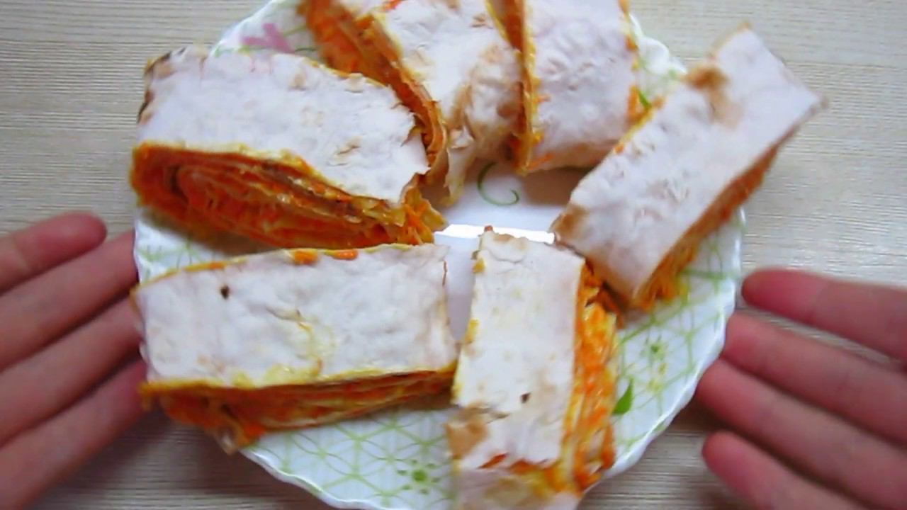 Рулет из лаваша с сырно -  морковной начинкой.
