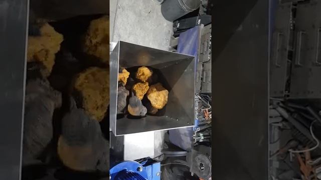 Дробилка шредер двухвальный  дробление измельчение гриба чага на ИШМ-220 толщина ножей 10 мм.mp4