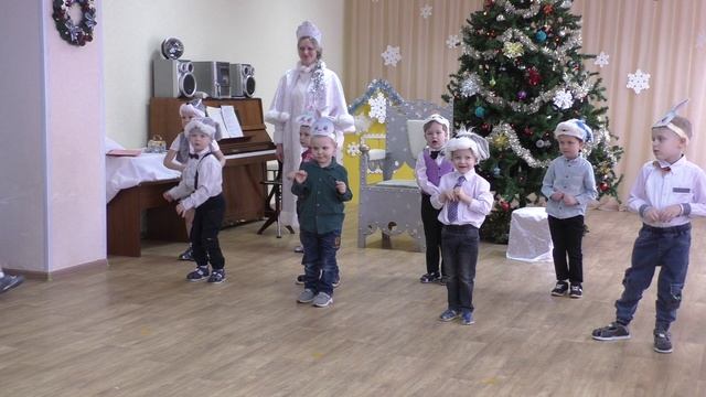 Зайки жгут на празднике