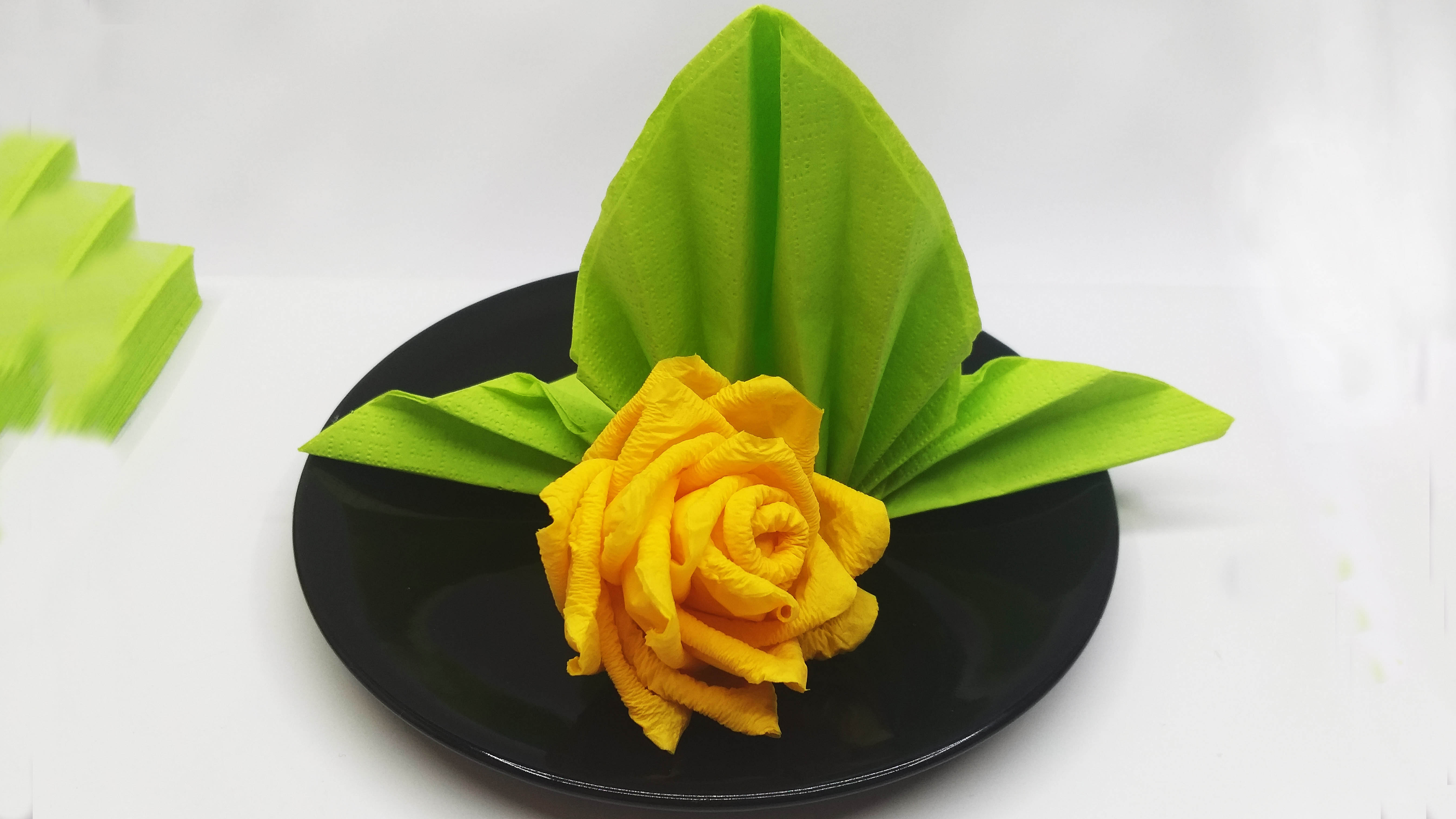 Реалистичные розы из салфеток ?Servietten falten - Rose ?How napkins to make the rose flowers