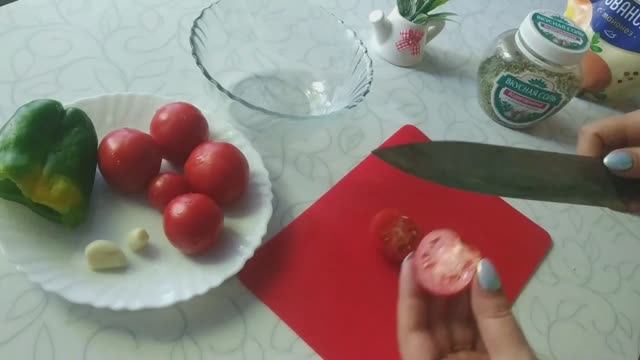 Вкусный и быстрый овощной салат. Рецепт салата на скорую руку. Салат из помидор