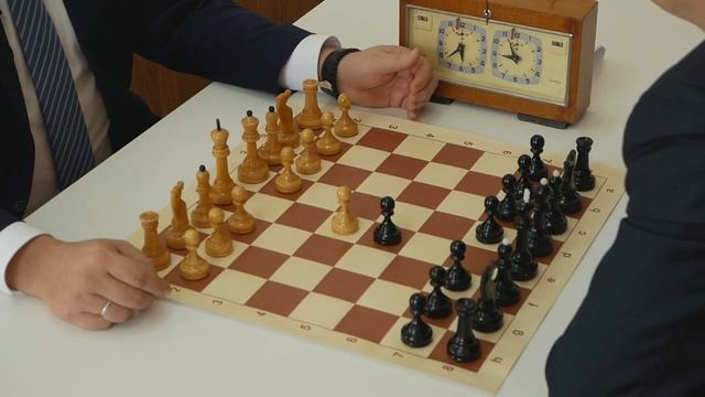 ДИАЛОГИ С ЭКСПЕРТАМИ. Шахматные комбинации и ловушки от гроссмейстера Лунёва А.Н.