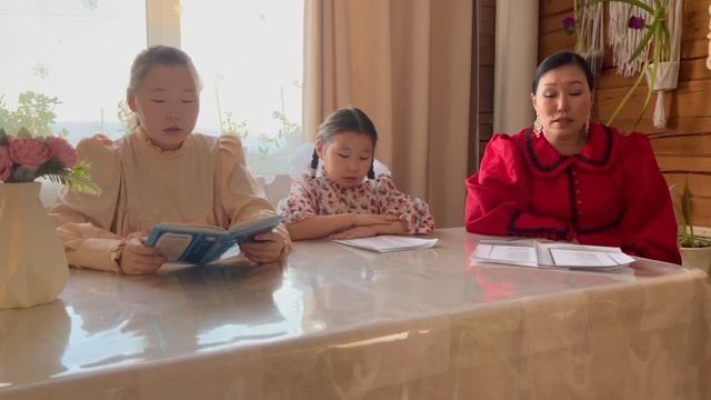 Айсаана Охлопкова, Сайаана Охлопкова уонна ийэлэрэ Надежда Степановна Охлопкова