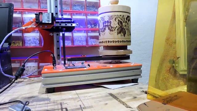 Выжигание на стакане с помощью карусельного лазерного выжигателя.