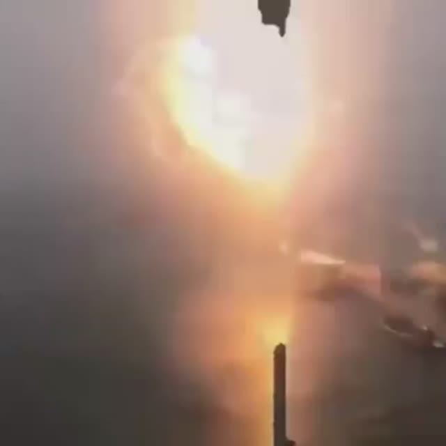 Молния ударяет в яхту