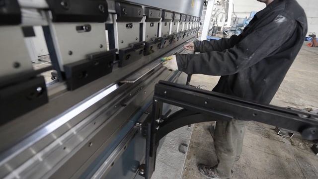 Гибка металла прессом DURMA серии AD-R. Компания БетонСталь