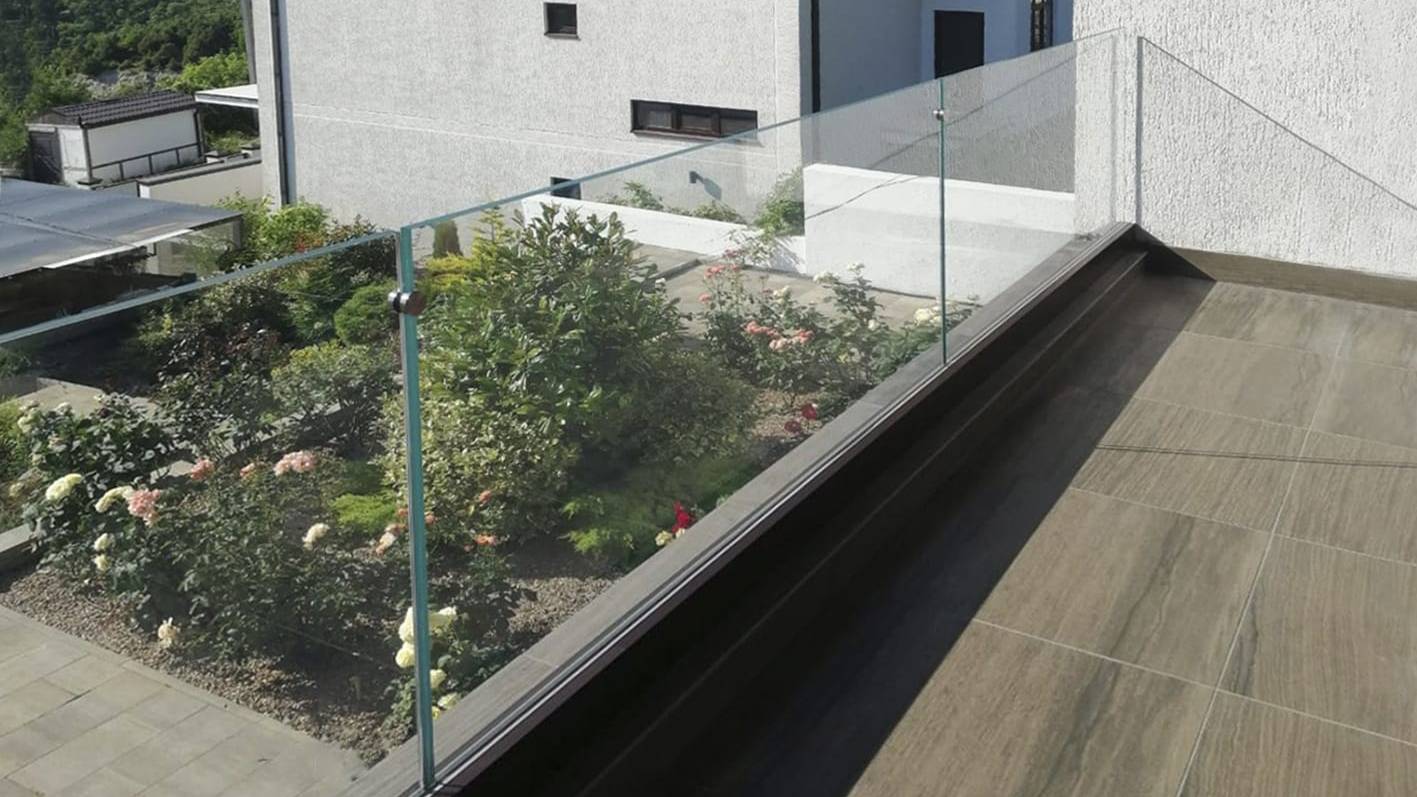 Стеклянное ограждение на профиле. Триплекс 6+6 закаленный