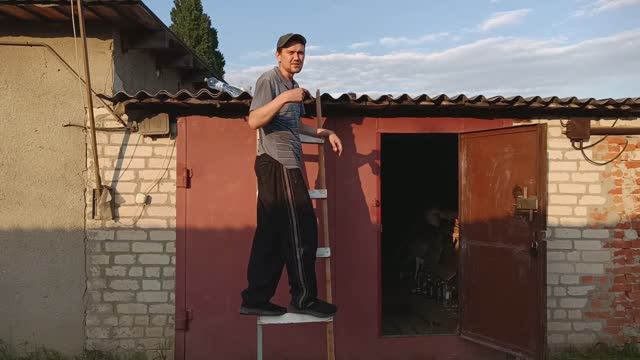 ОТец починил дырявую крышу из шифера