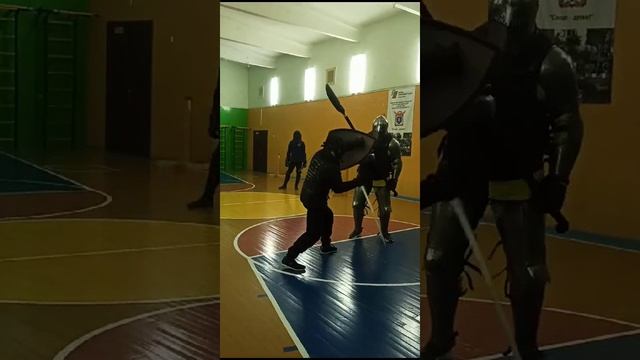 Латник с алебардой против щит+меч