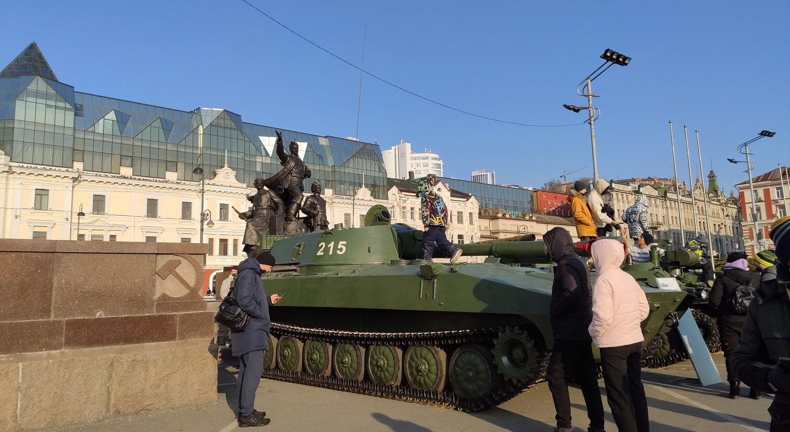 Выставка техники на площади Владивостока