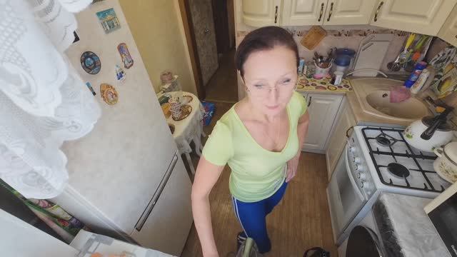 Домашнее видео. 5 января 2024 год. Ещё немного продуктов к Рождеству. Зарядка с Алисой. Запасы в под