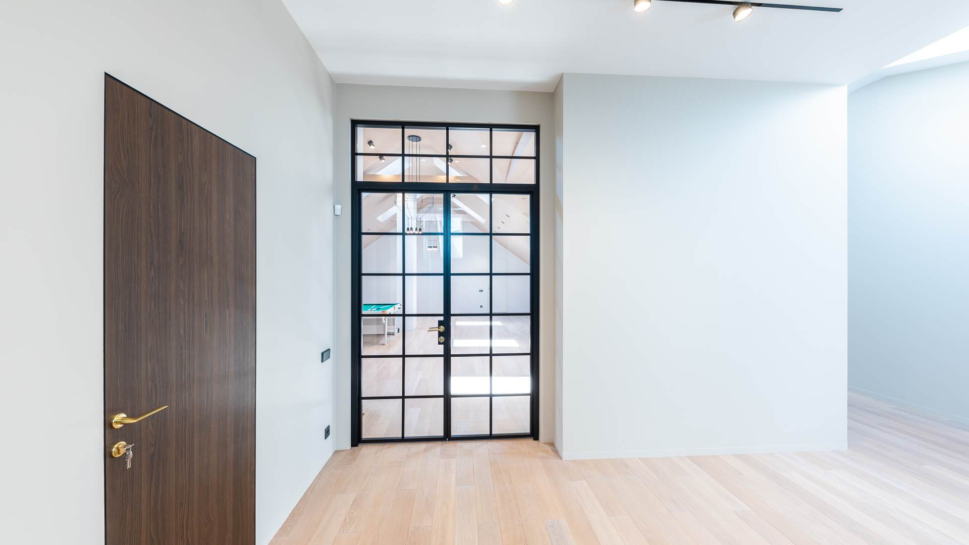 Стеклянные каркасные двери NAYADA-Quadro в частном доме в коттеджном поселке «Ренессанс парк»