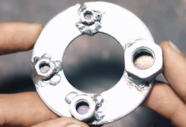 Направляющая для метчика из шайбы и гаек