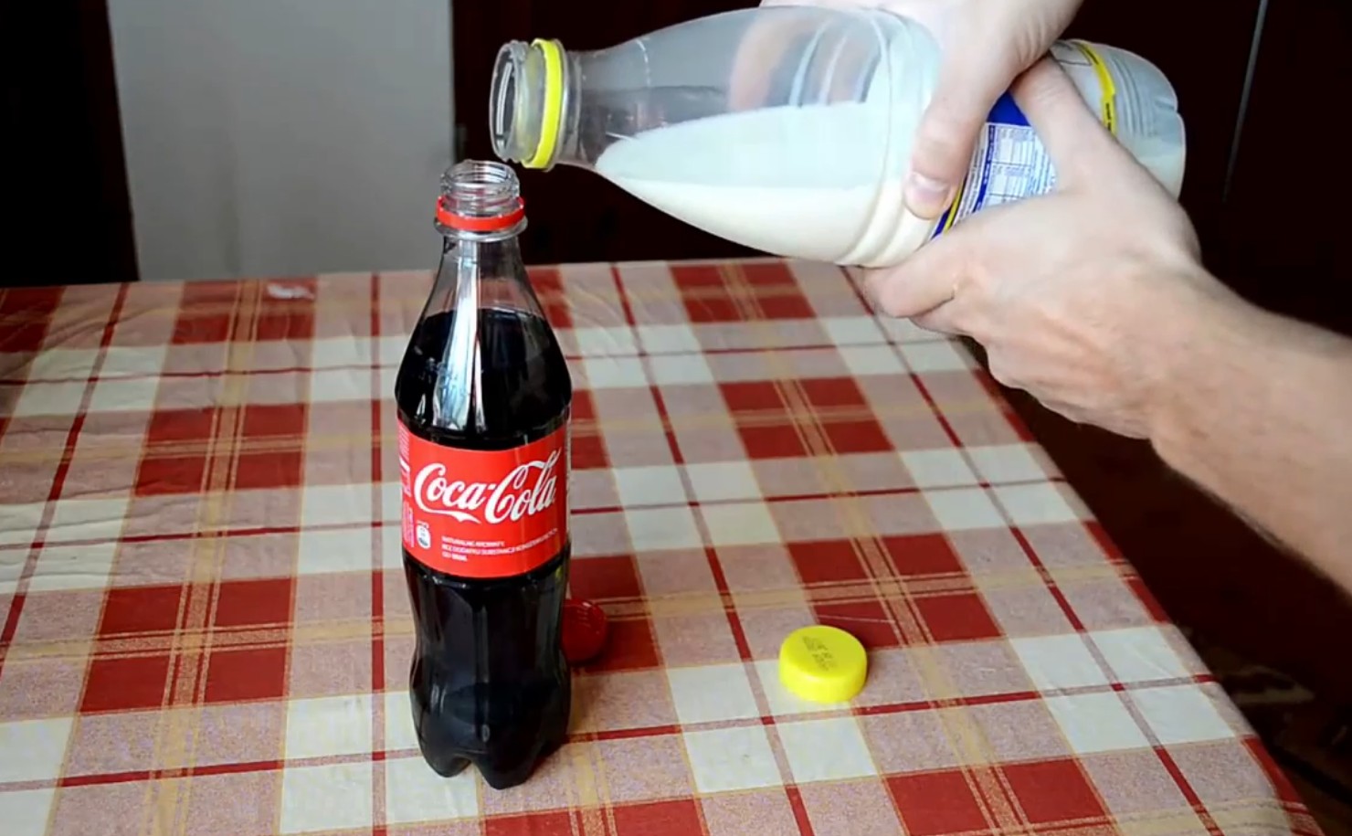 Залил молоко в кока колу