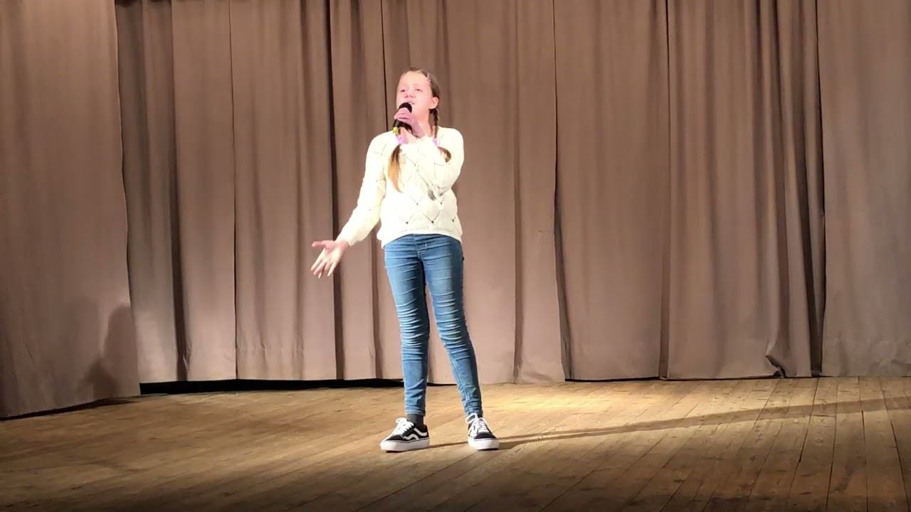 Пони бегает по кругу, исп. Милана Агрова