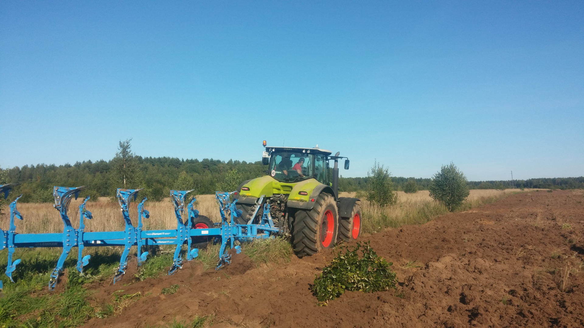 Поднятие залежей, Работает плуг LEMKEN с трактором CLAAS AXION 950.
