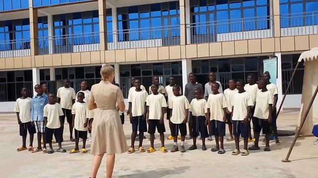 "Хвала Тебе наш Господь."   Хор африканских подростков