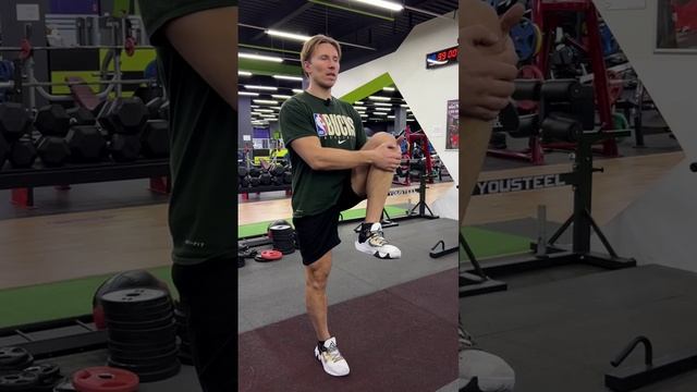 Сгибание бедра стоя