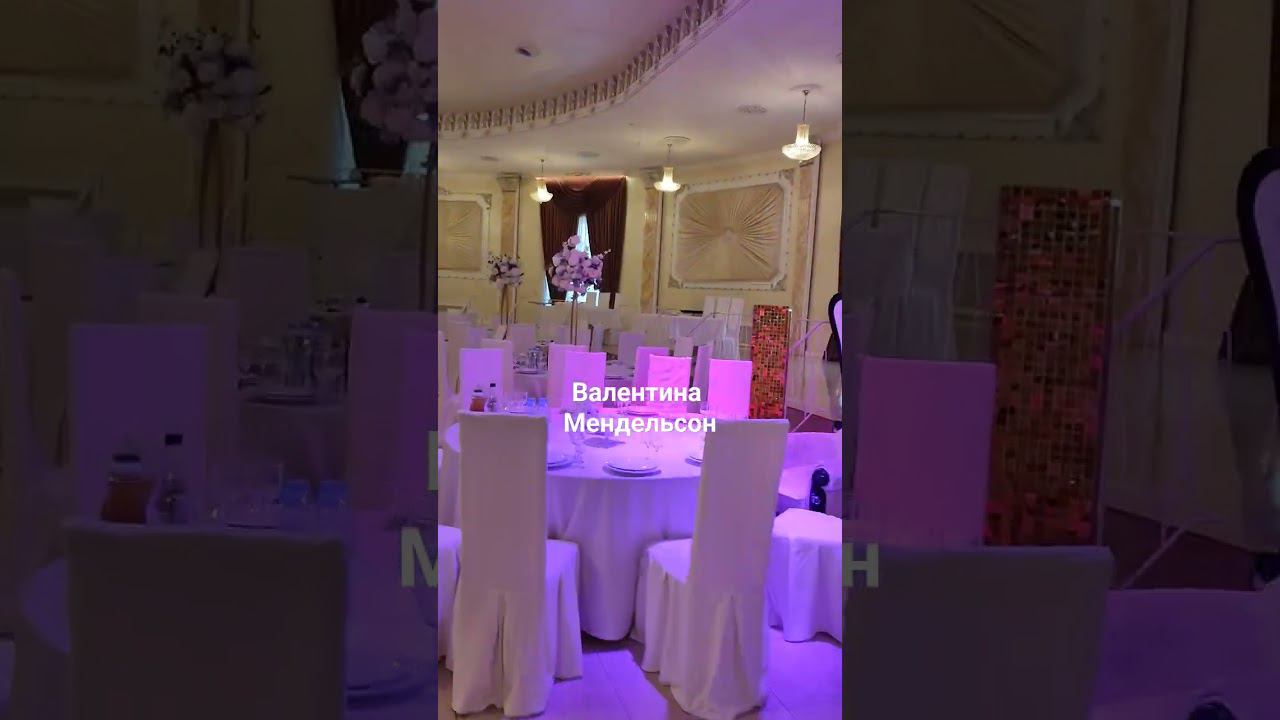 Стойки с цветами на гостевой стол.Свадебное оформление ресторана.